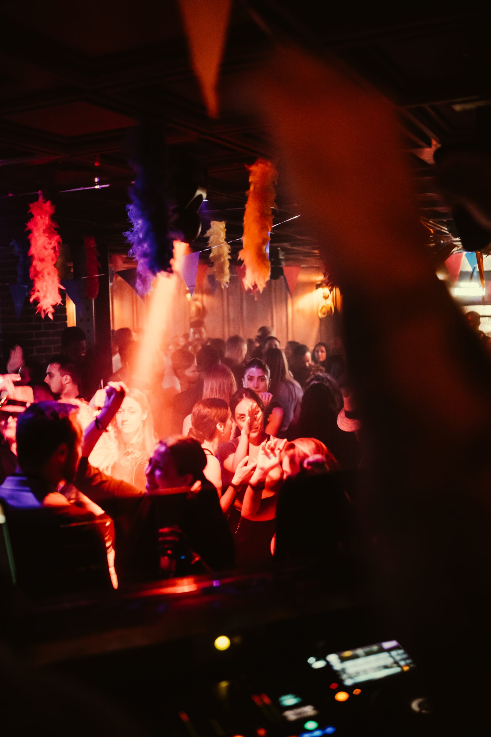 Contact - Le Barrio Club